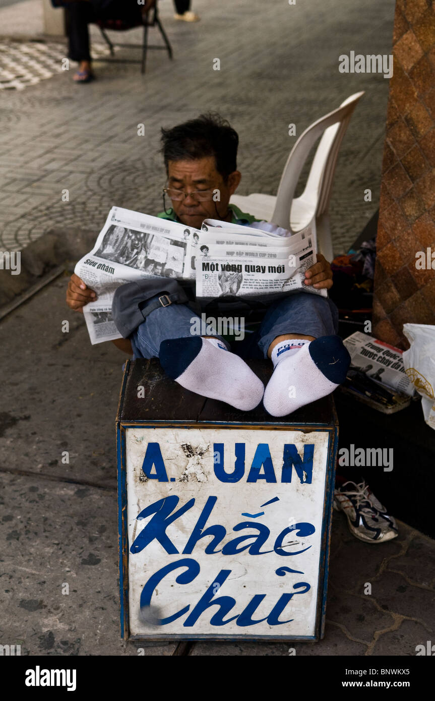 Early morning newspaper reading in the streets of Saigon Stock Photo ...