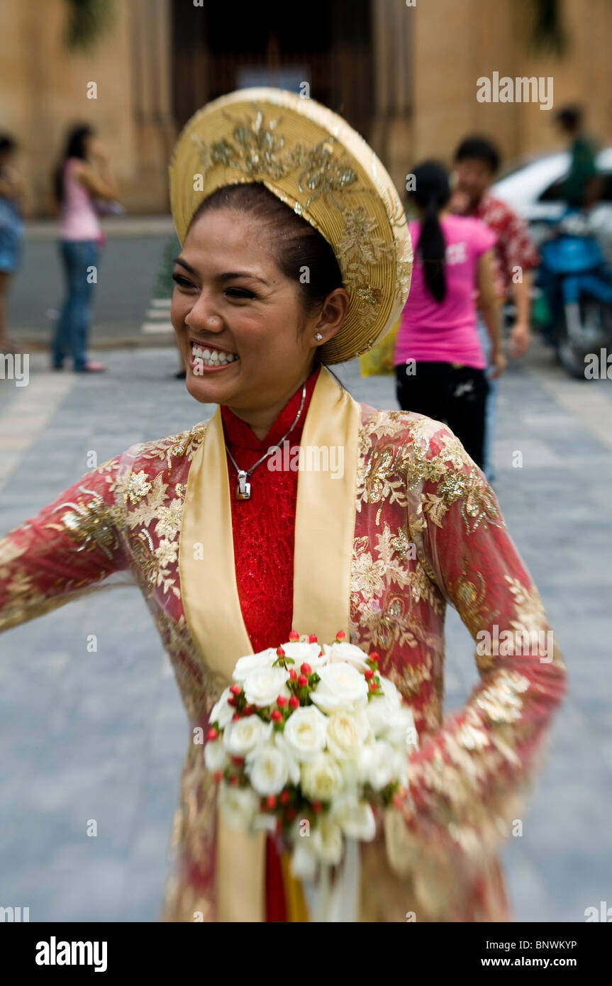 A beautiful Vietnamese bride Stock Photo - Alamy