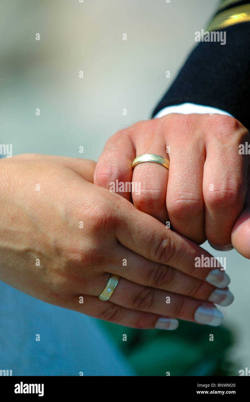 Hands and rings of a wedding couple Stock Photo - Alamy