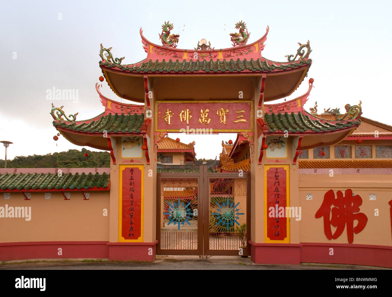 Entrance to Sam Poh temple Stock Photo - Alamy