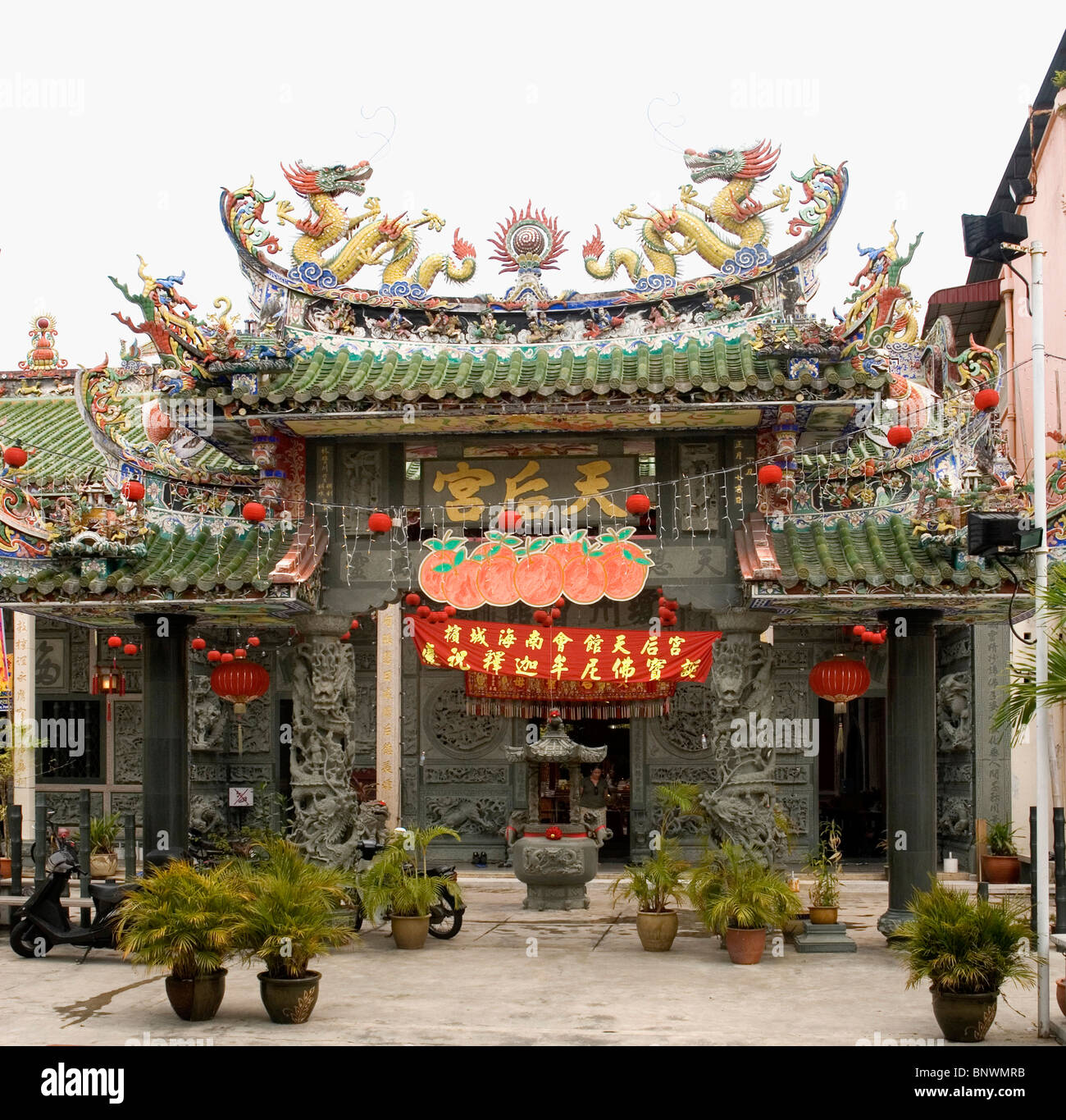 Ornate facade of Hainan Temple Stock Photo - Alamy