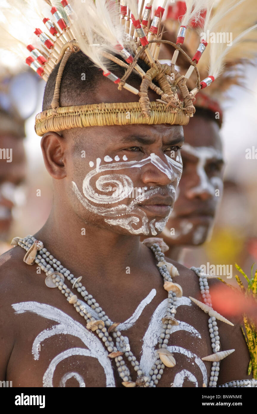 Traditional costume from papua hi-res stock photography and images - Alamy