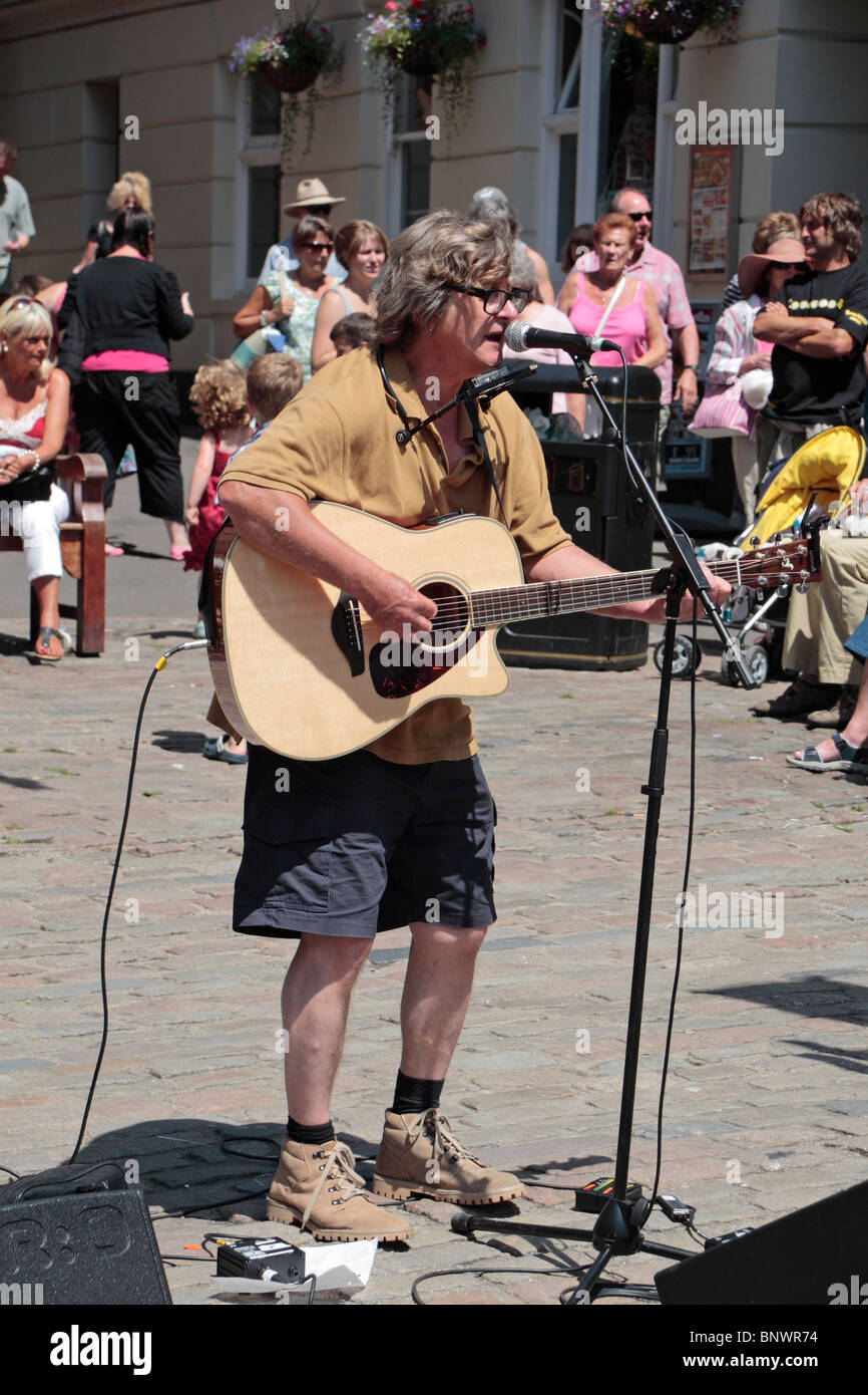 Street singer uk hi-res stock photography and images - Alamy