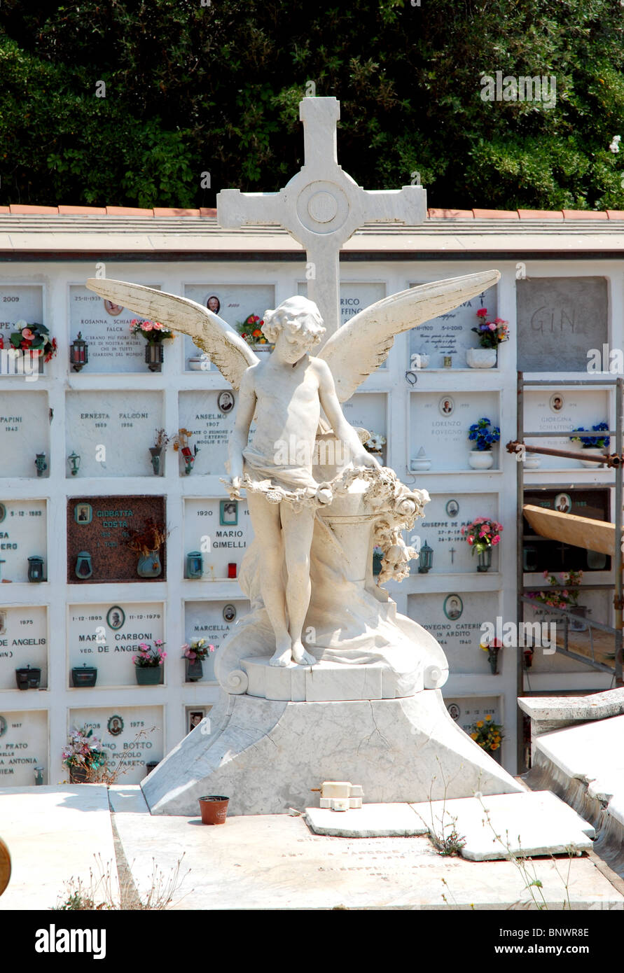 Angel church graveyard hi-res stock photography and images - Alamy
