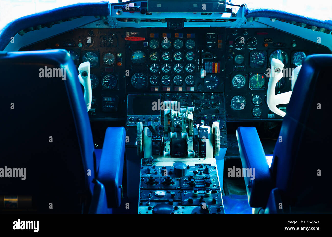 Commercial jet cockpit Stock Photo - Alamy