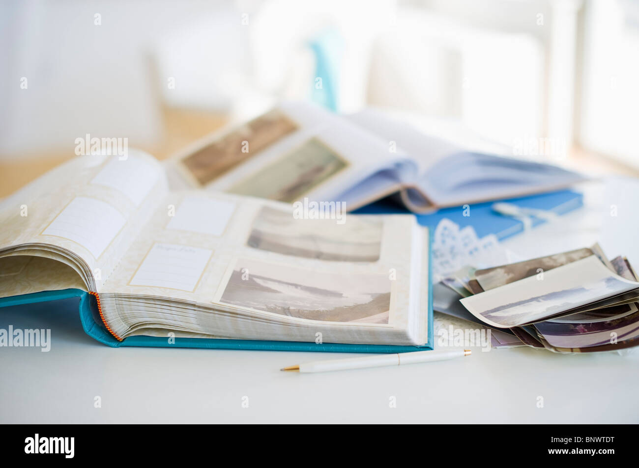 Antique photo albums with pictures hi-res stock photography and images ...