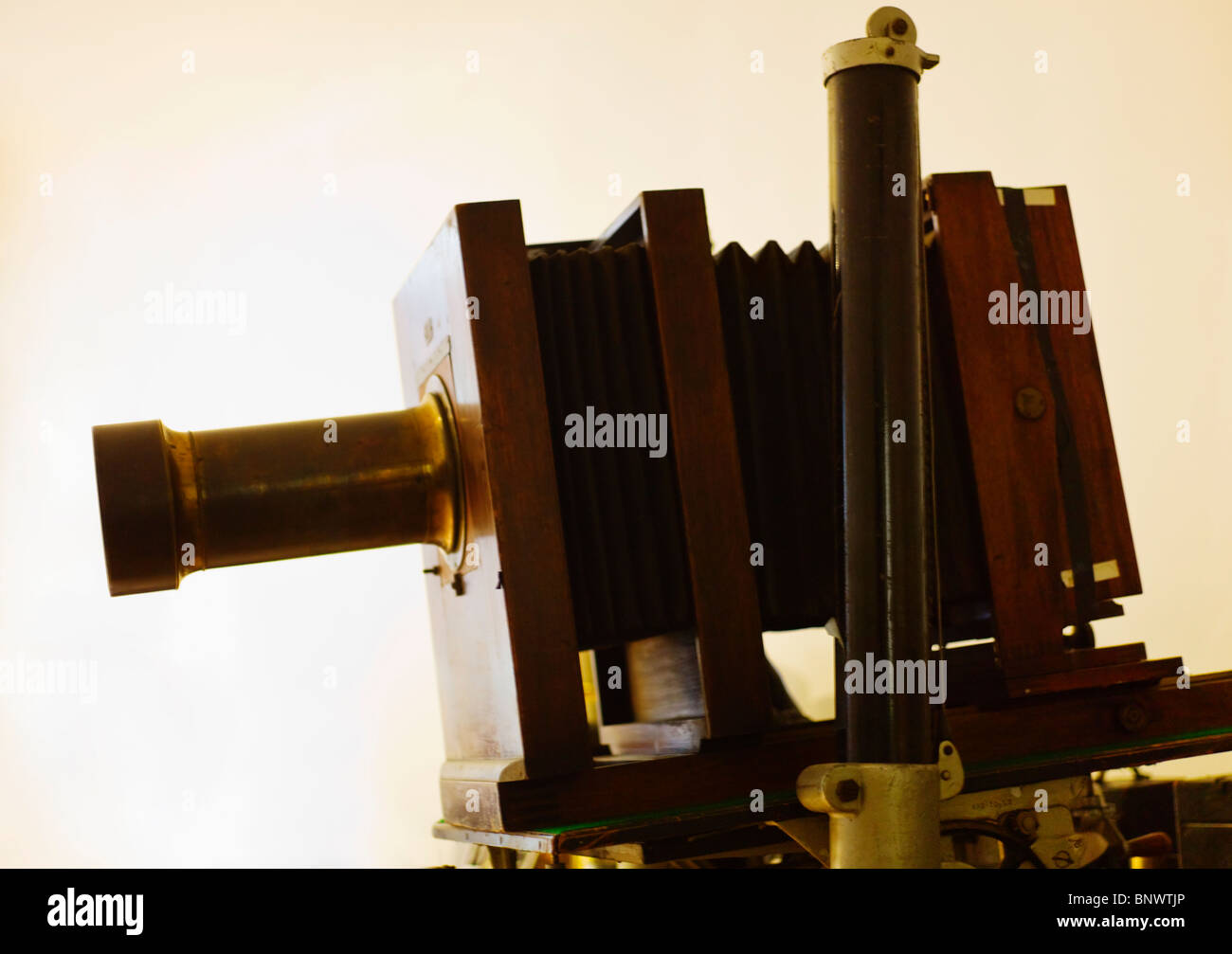 Antique wooden camera Stock Photo - Alamy