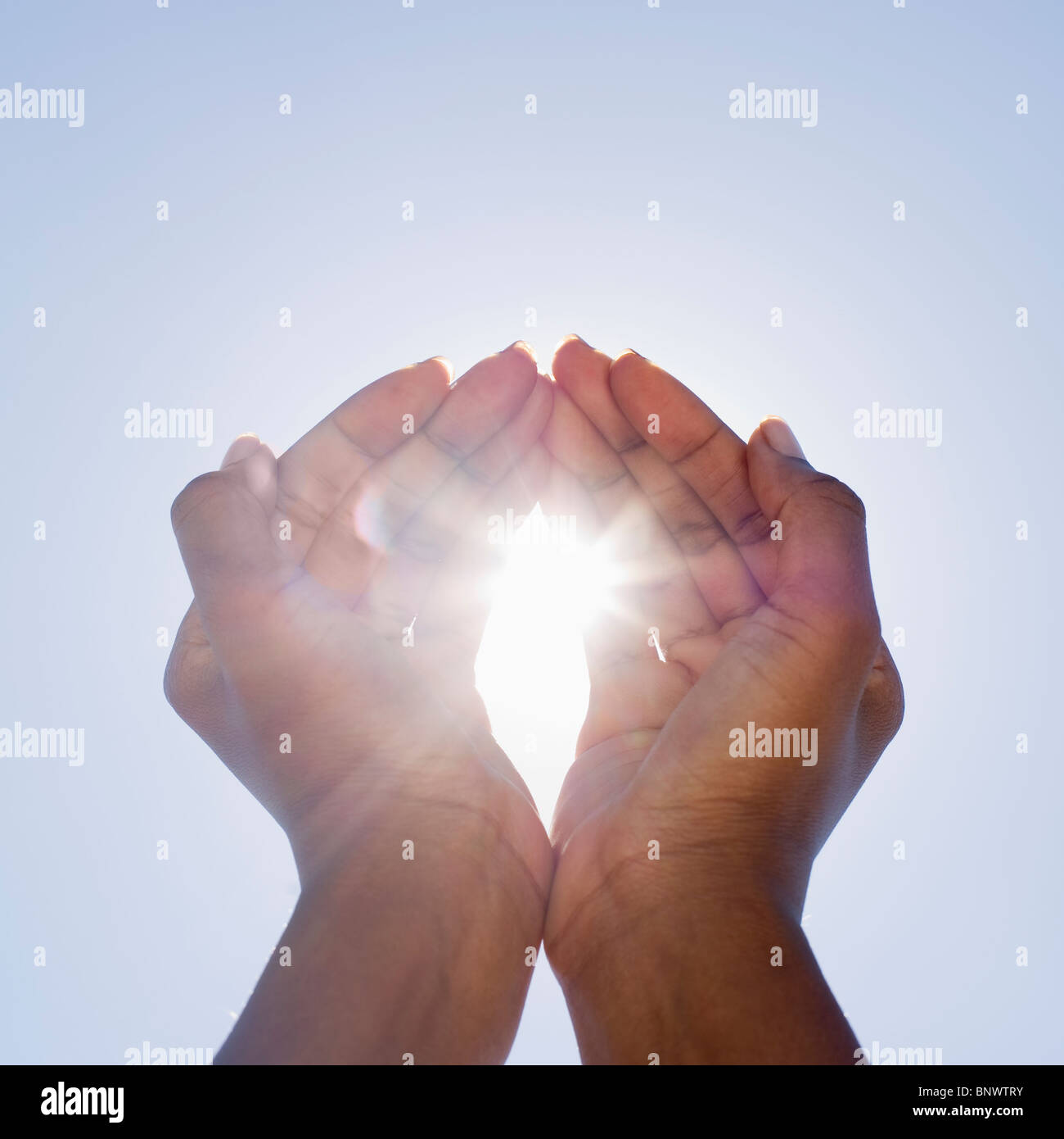 Hands framing sunshine Stock Photo - Alamy