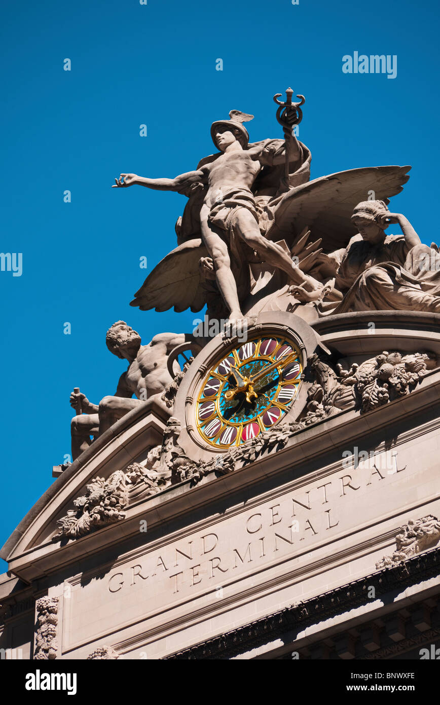 Statues on building roof hi-res stock photography and images - Alamy