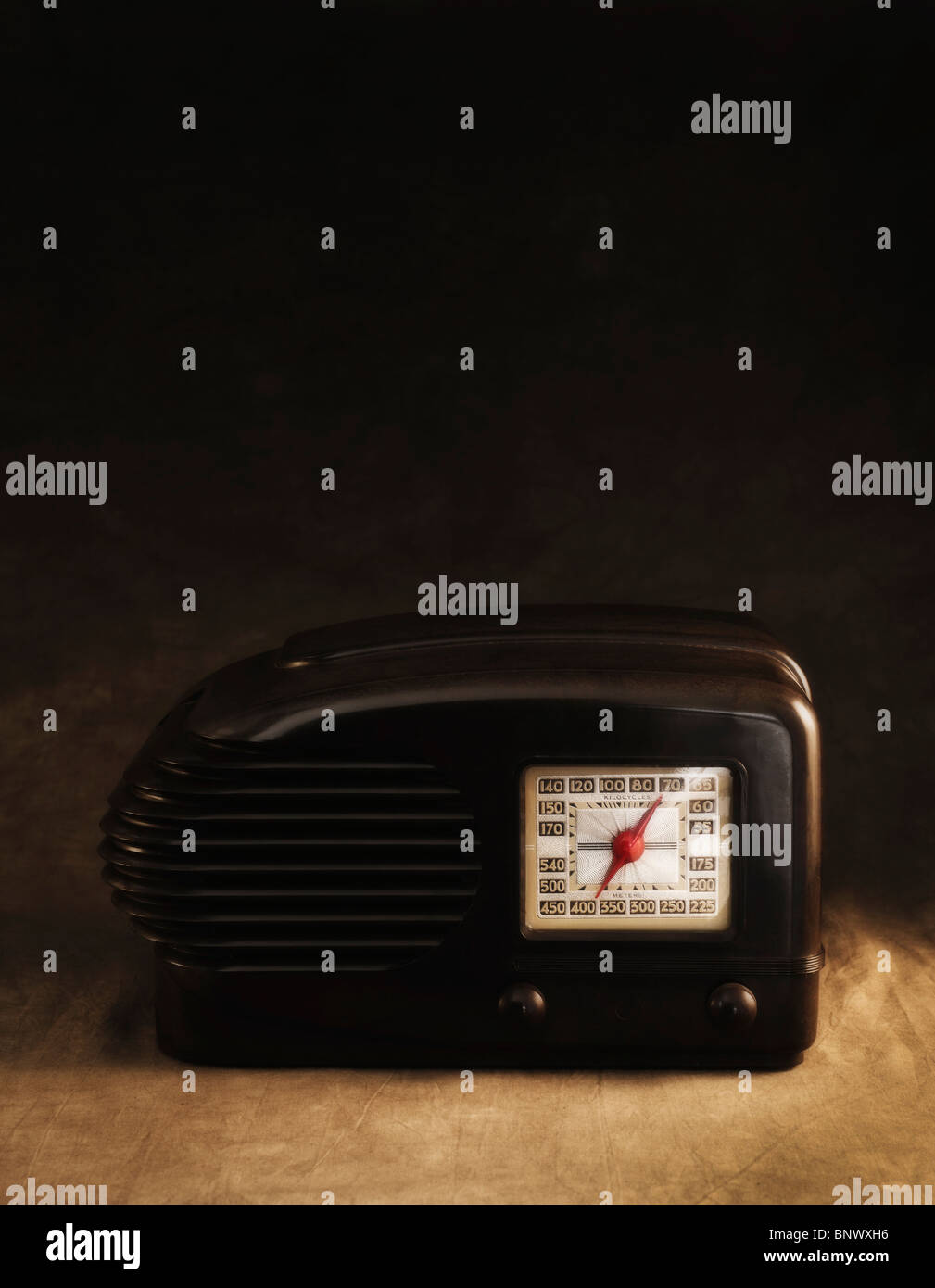 Vintage radio family hi-res stock photography and images - Alamy