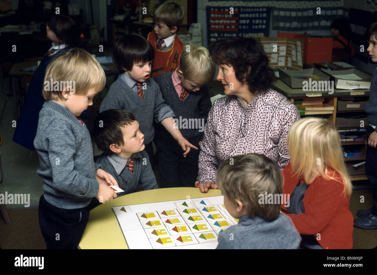 primary school teacher teaching children maths Stock Photo - Alamy