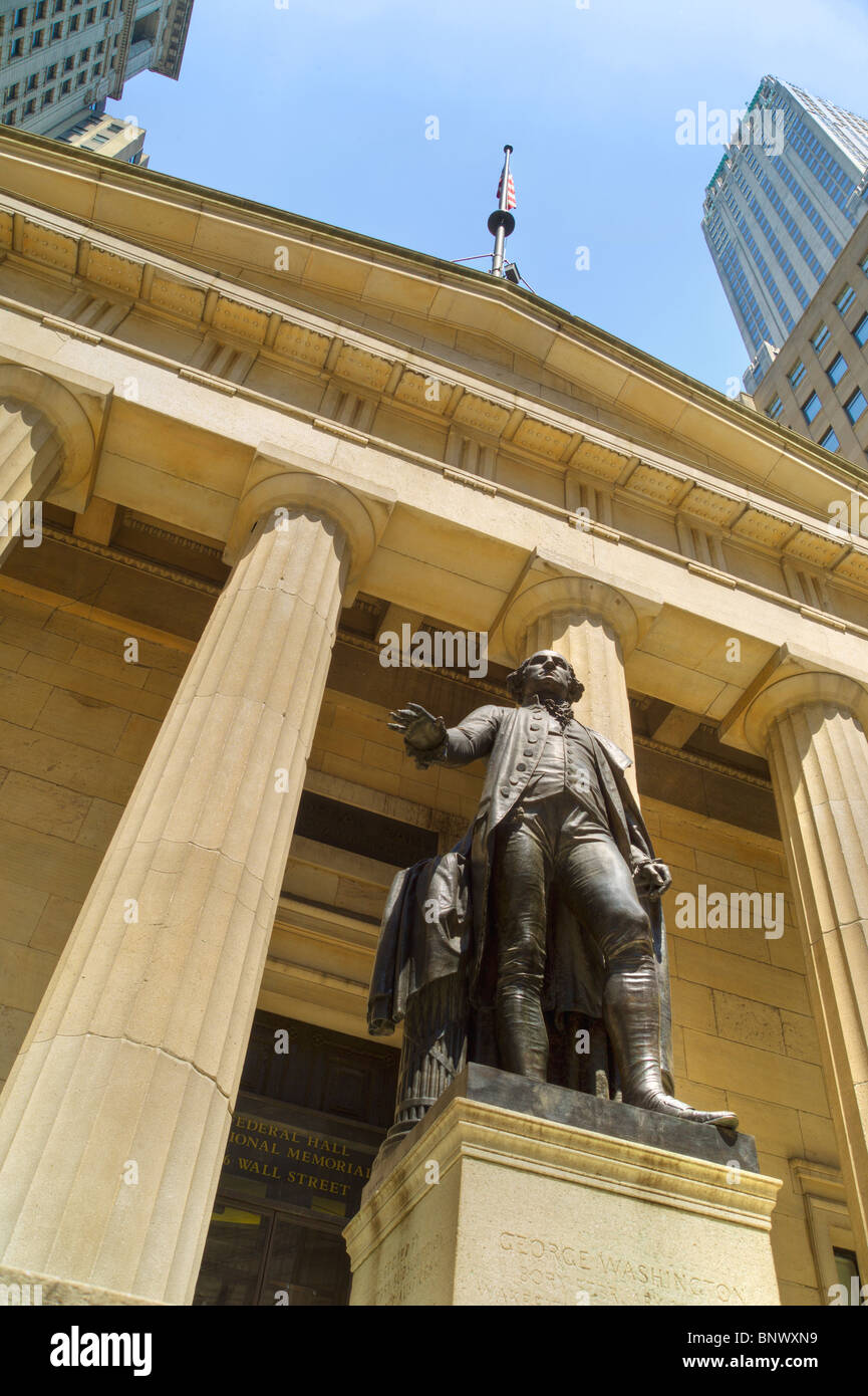 Statue of George Washington in front of Federal Hall Stock Photo - Alamy