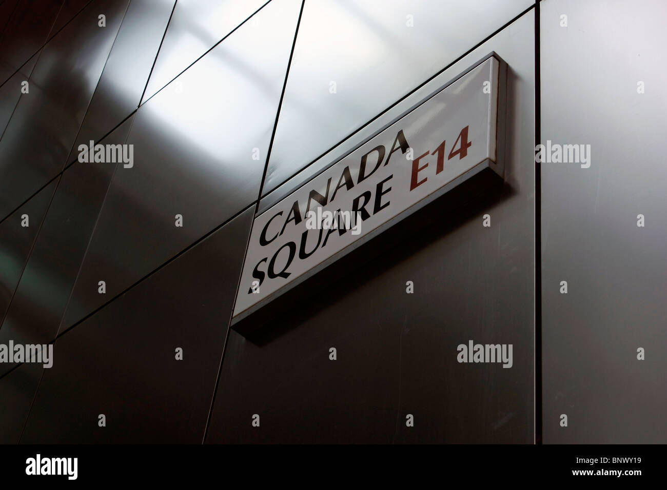 Canada square at canary wharf hi-res stock photography and images - Alamy