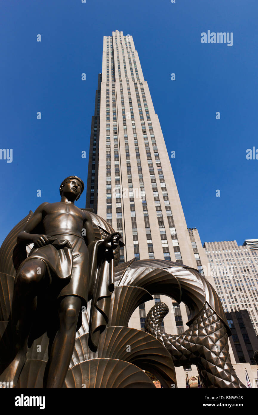 Statue in front of Rockefeller Center Stock Photo - Alamy