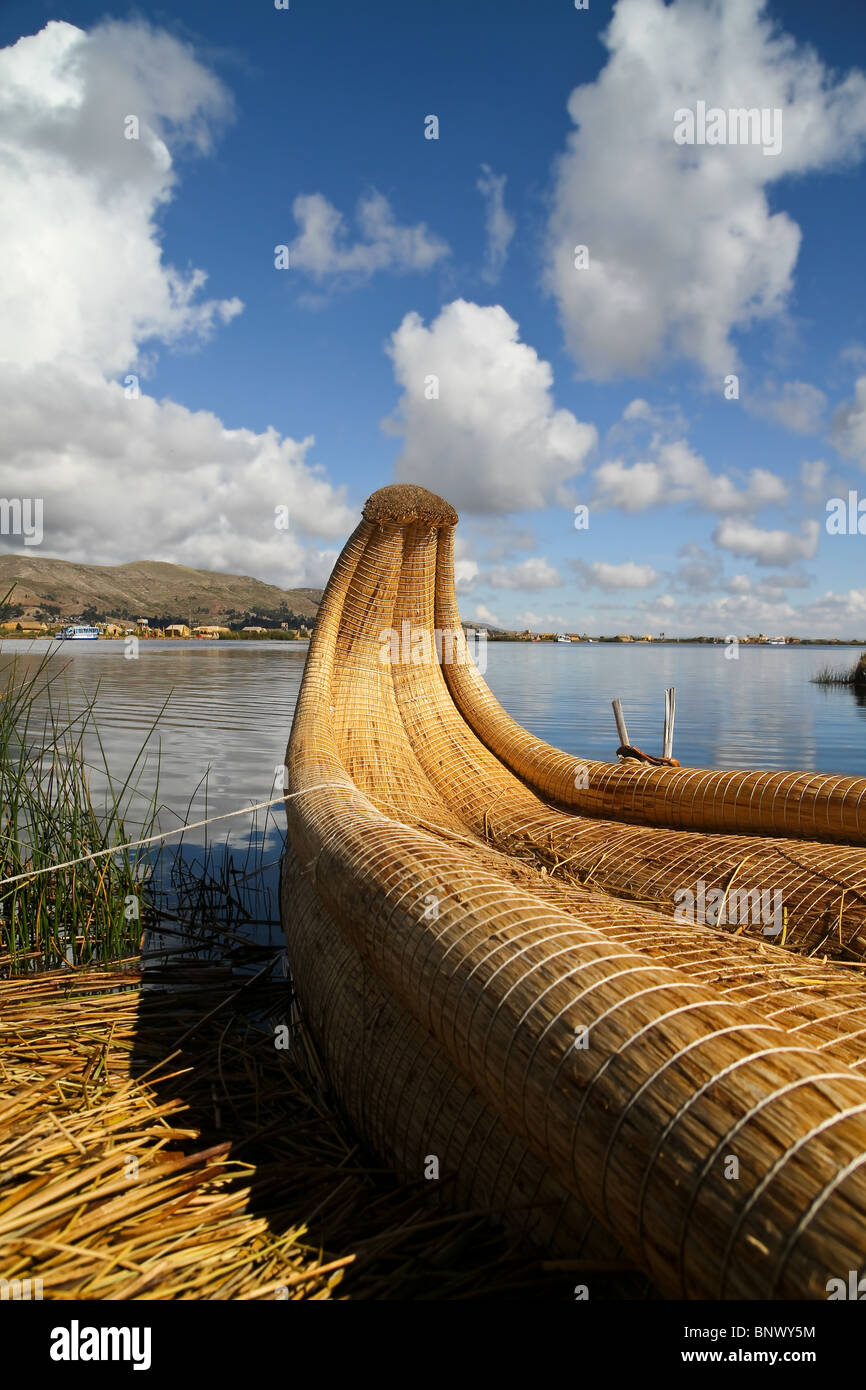 Tipical boats made of reed in the titicaca lake, Peru Stock Photo - Alamy