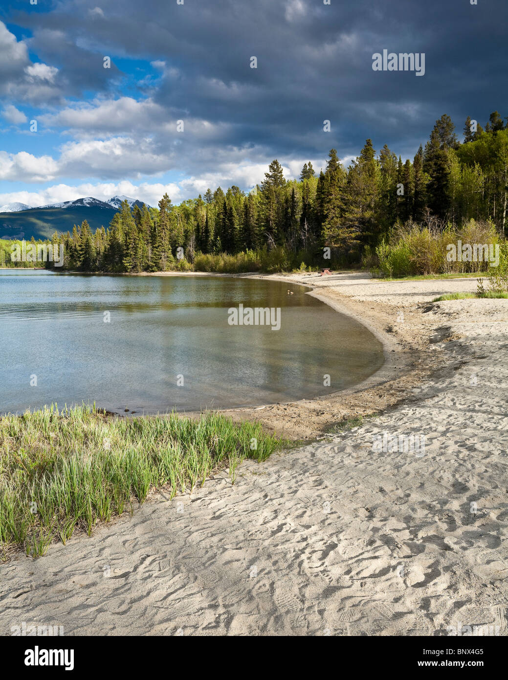 Pyramid lake jasper national park hi-res stock photography and images ...