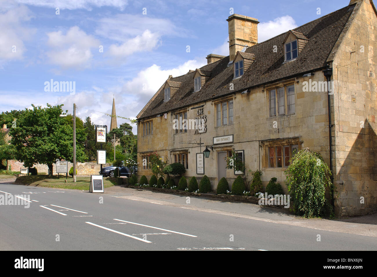 The Kings Arms pub, Mickleton, Gloucestershire, England, UK Stock Photo ...