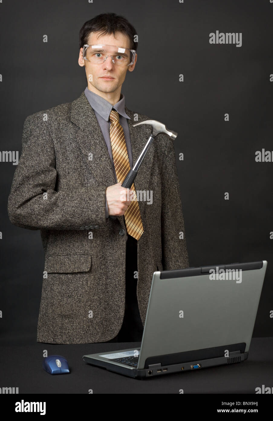 The man was determined to repair the computer with their own hands ...