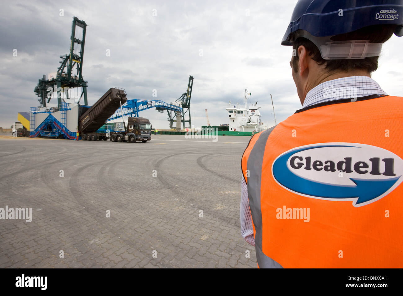 Loading grain lorry hi-res stock photography and images - Alamy