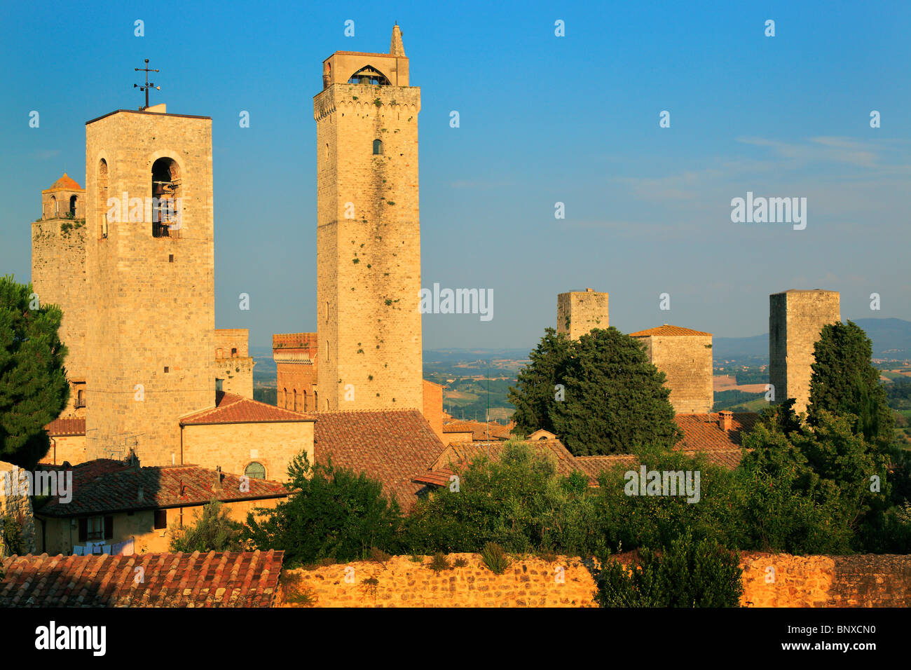 The iconic medieval towers in the Tuscan hill town San Gimignano, Italy ...