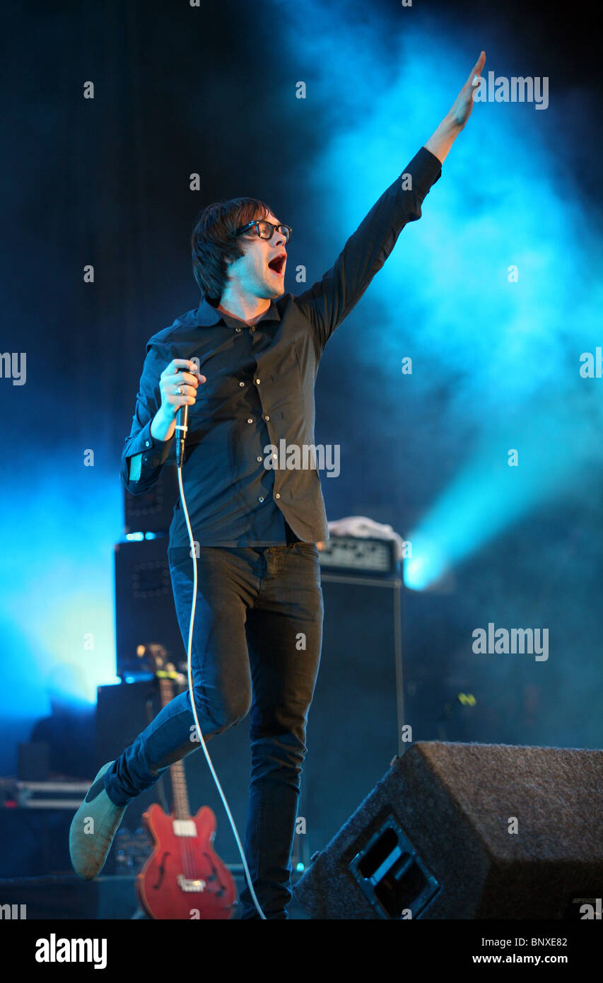 Tom Meighan, lead singer of Kasabian Stock Photo - Alamy