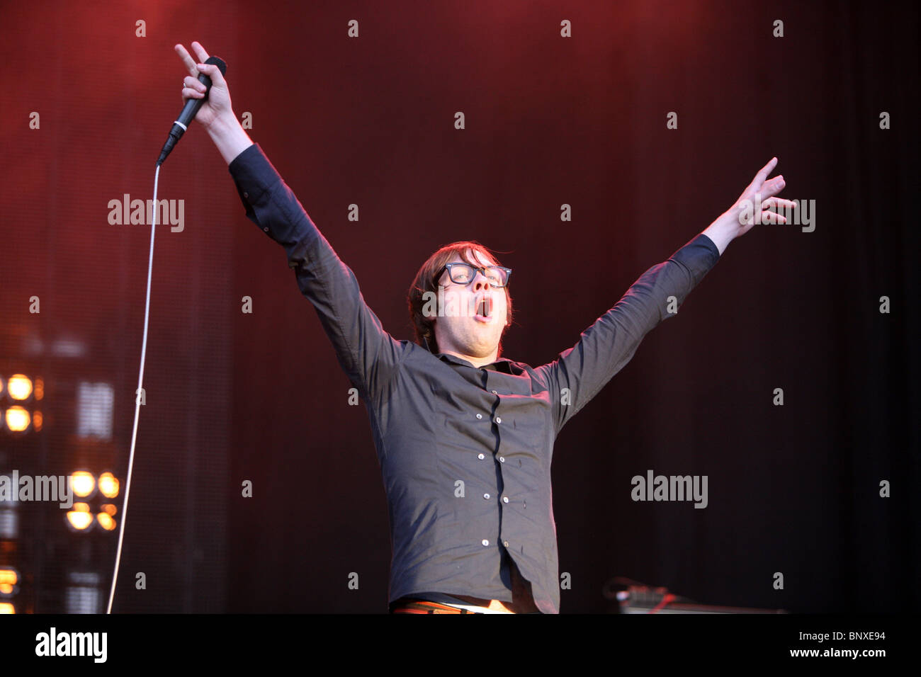Tom Meighan, lead singer of Kasabian Stock Photo - Alamy