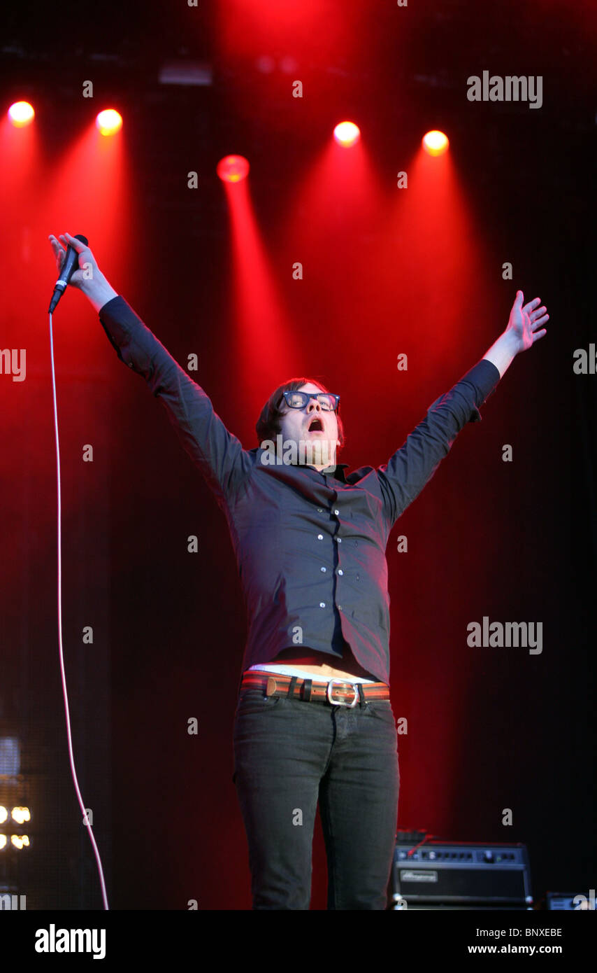 Tom Meighan, lead singer of Kasabian Stock Photo - Alamy