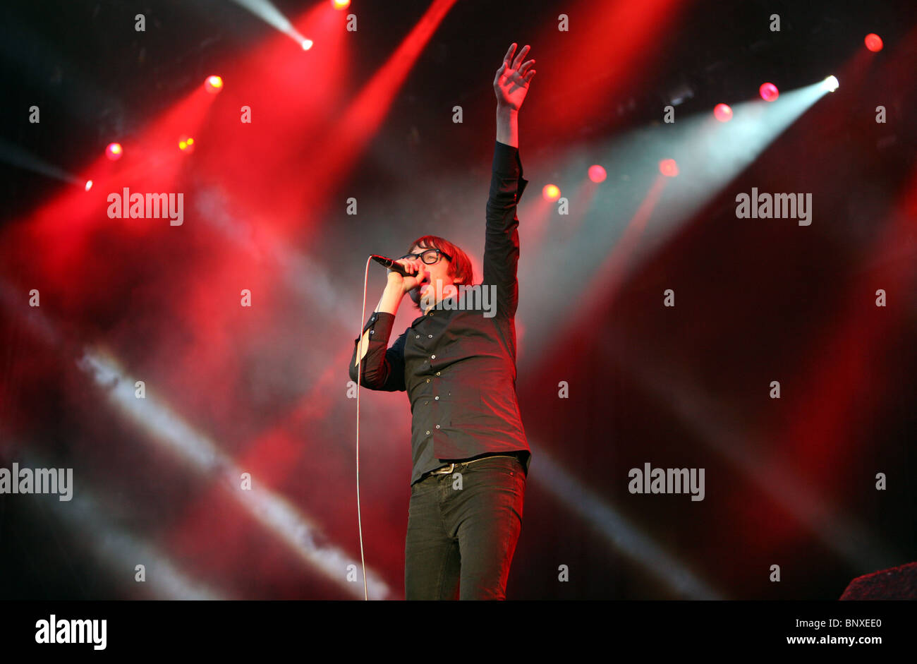 Tom Meighan, lead singer of Kasabian Stock Photo - Alamy