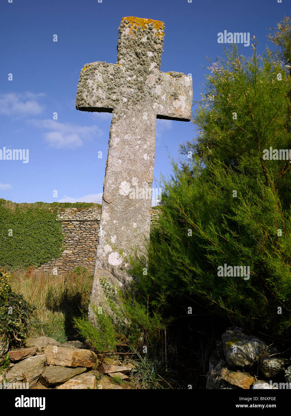 France, Brittany : saint Mathieu old stone cross Stock Photo - Alamy