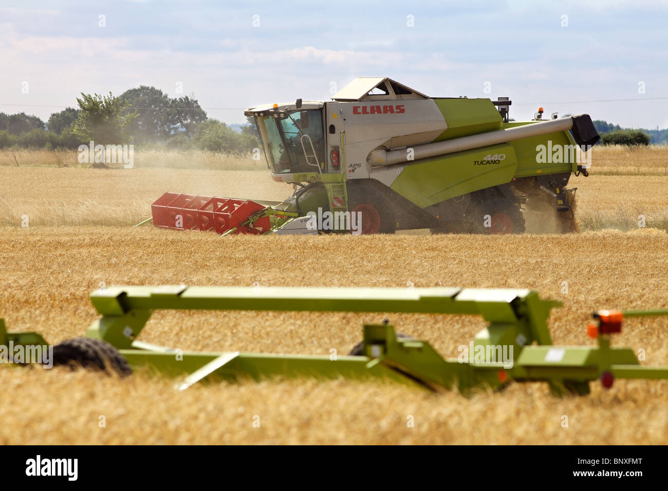 Cutting the wheat in England Stock Photo - Alamy