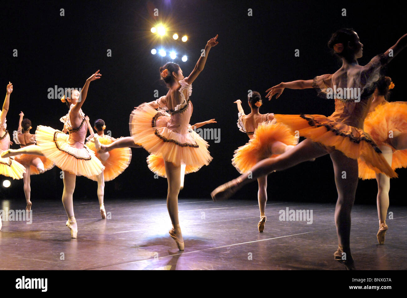 Japanese school girls dancing hi-res stock photography and images - Alamy