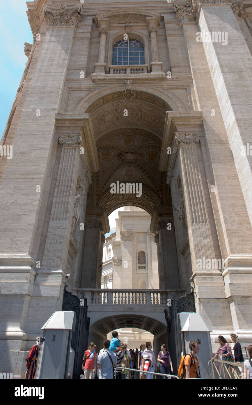 Arch on saint peters basilica hi-res stock photography and images - Alamy