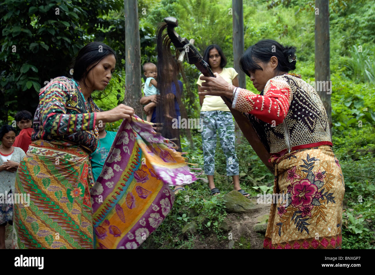 Traditional tribal dance & costumes of the B'laan (Bilaan) people of ...
