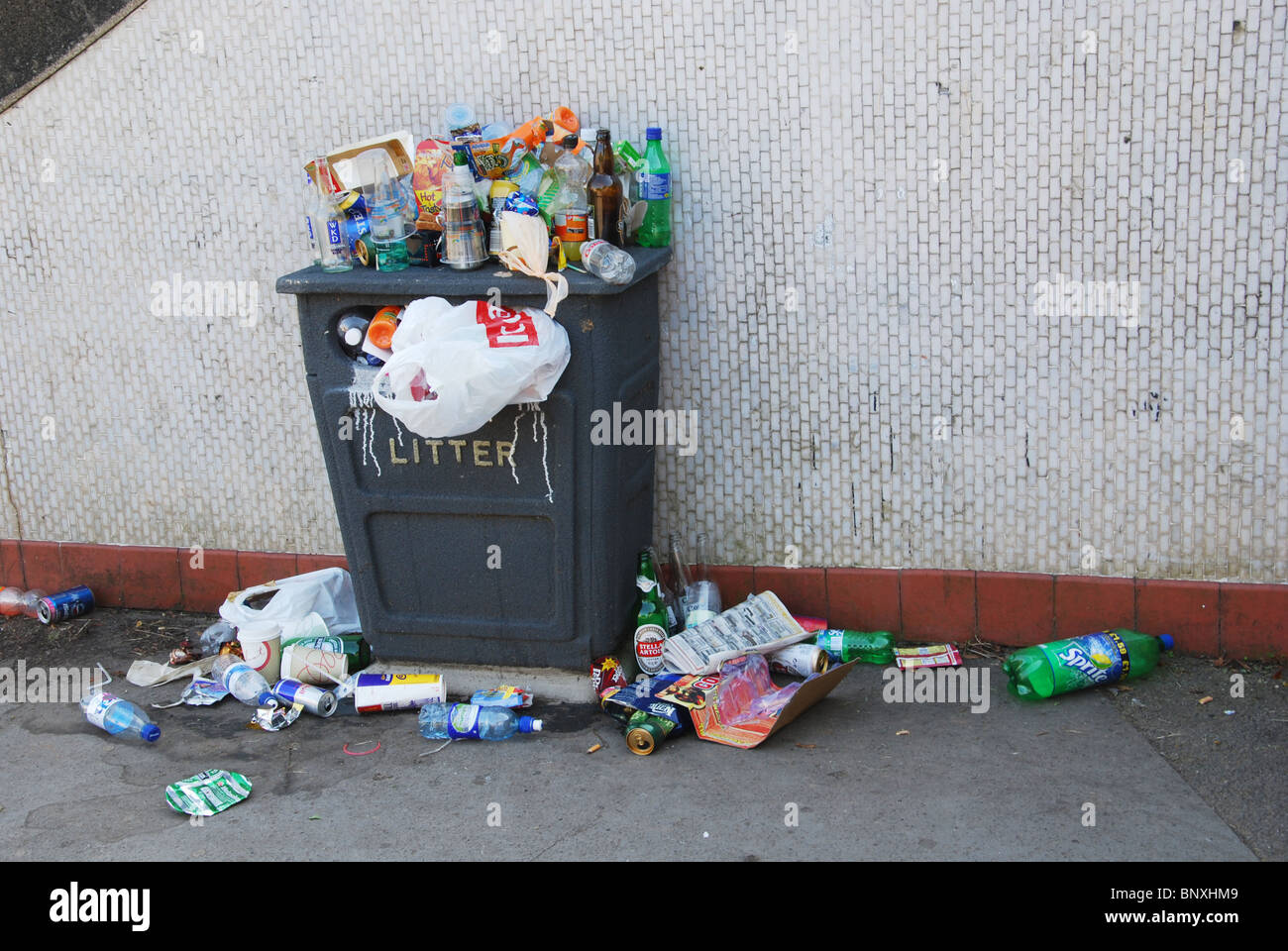 Spilled trash can hi-res stock photography and images - Alamy
