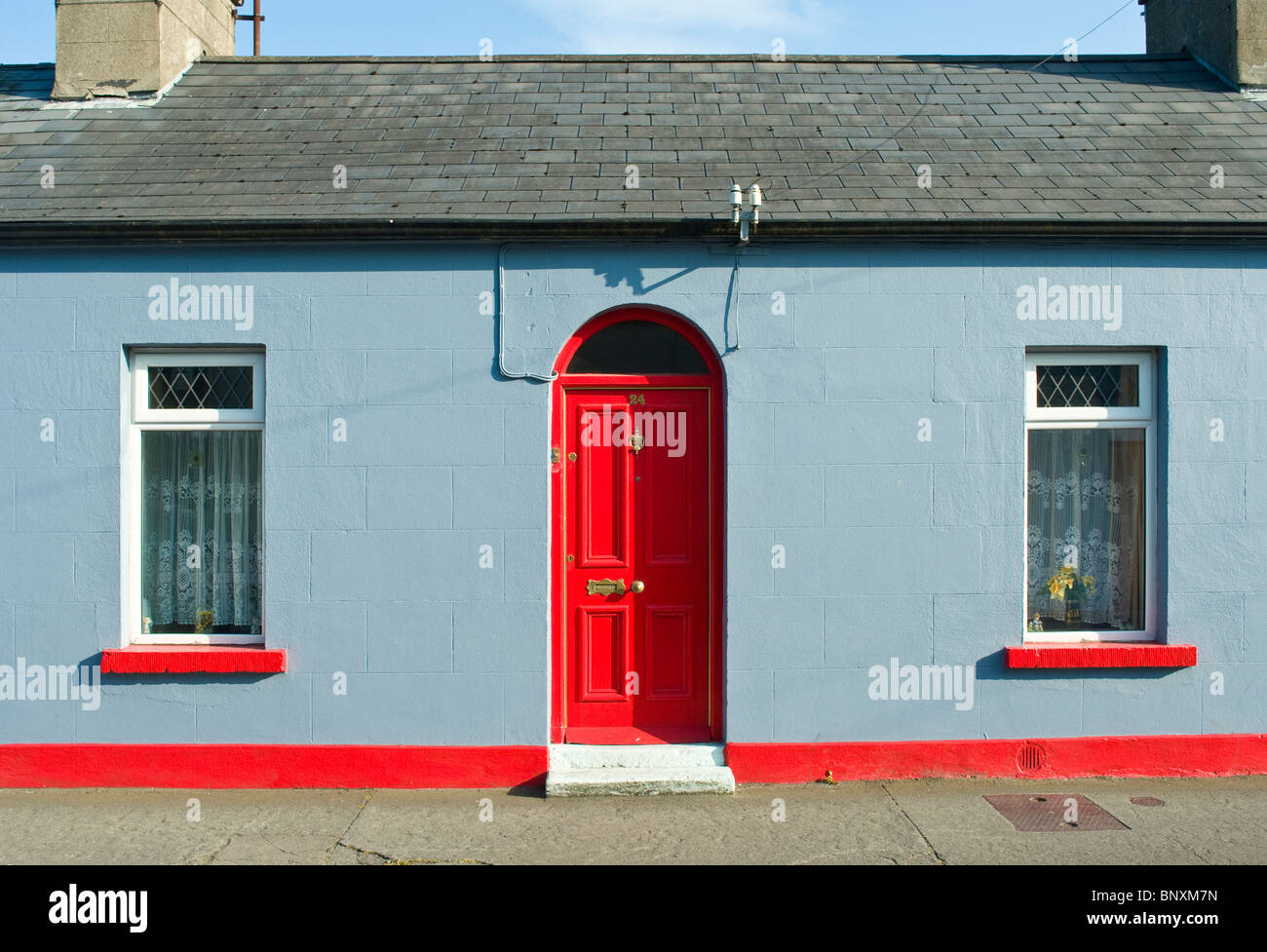 Red painted cottage house hi-res stock photography and images - Alamy