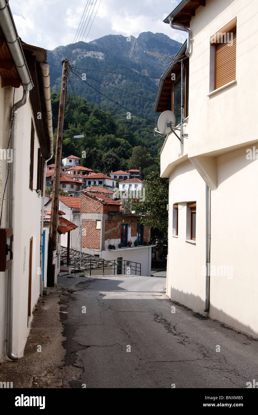 Quiet rural street scene hi-res stock photography and images - Alamy