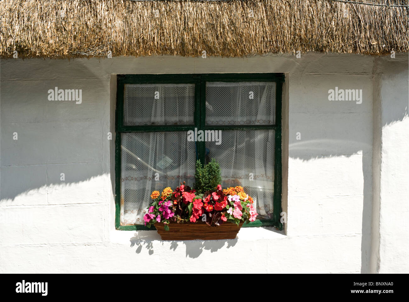 Irish thatched cottage hi-res stock photography and images - Alamy