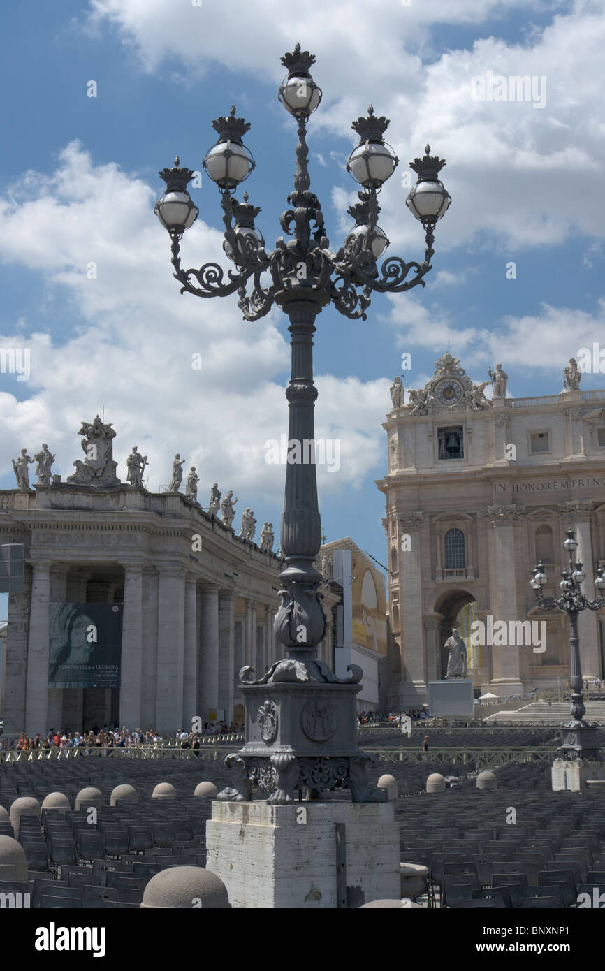 Street Lamp in Saint Peter's Square Stock Photo - Alamy