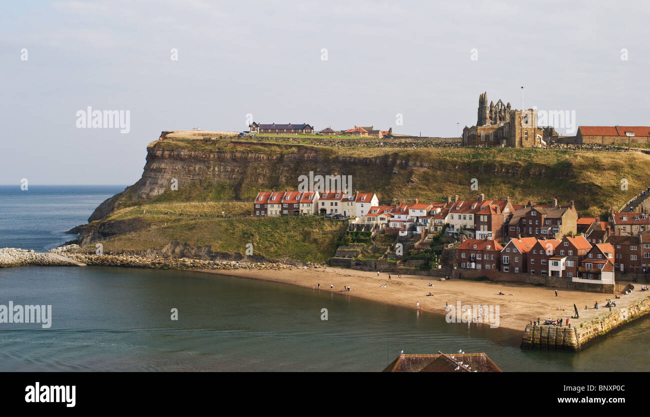 Whitby cottages hi-res stock photography and images - Alamy