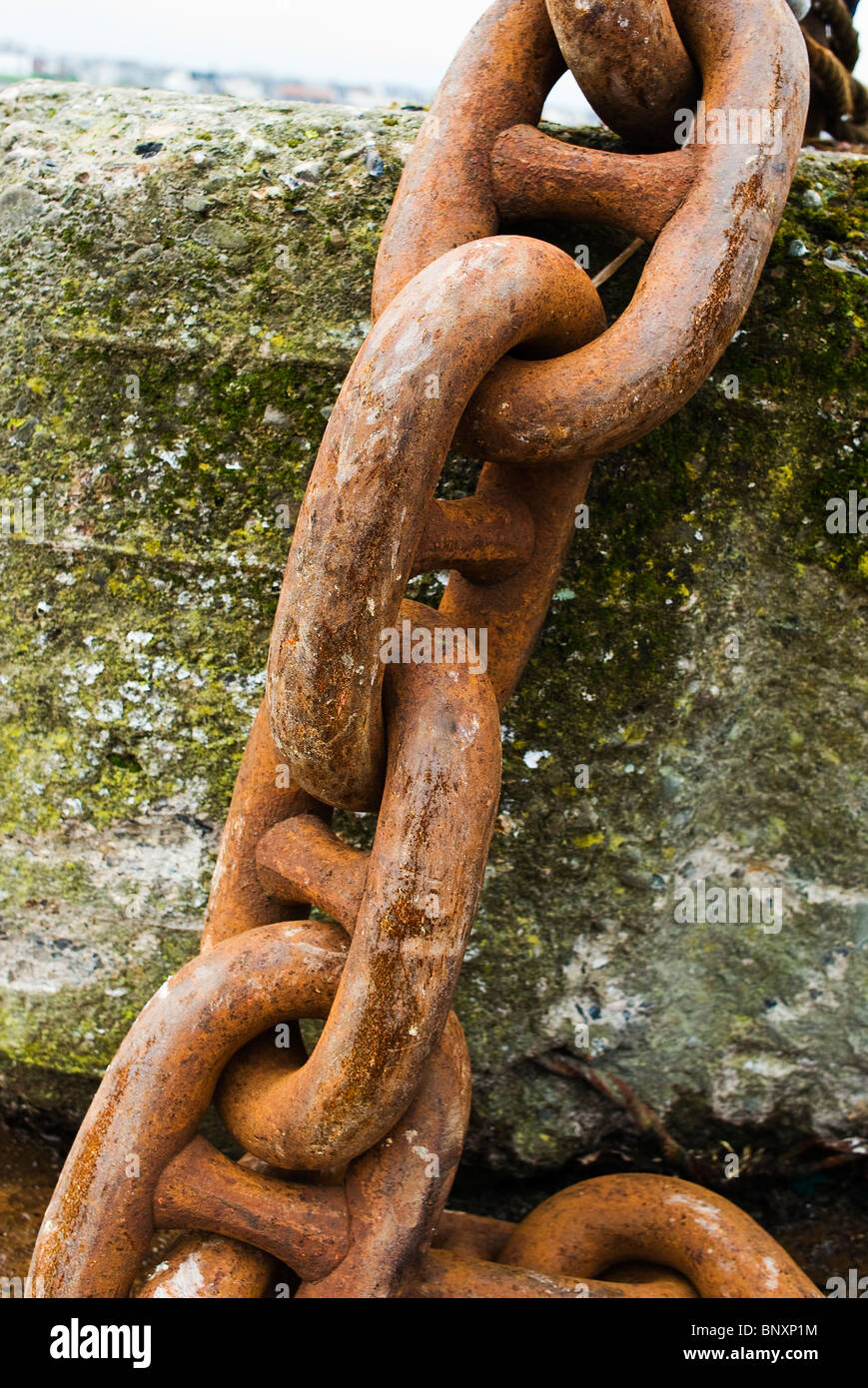 A strong rusty iron chain Stock Photo - Alamy