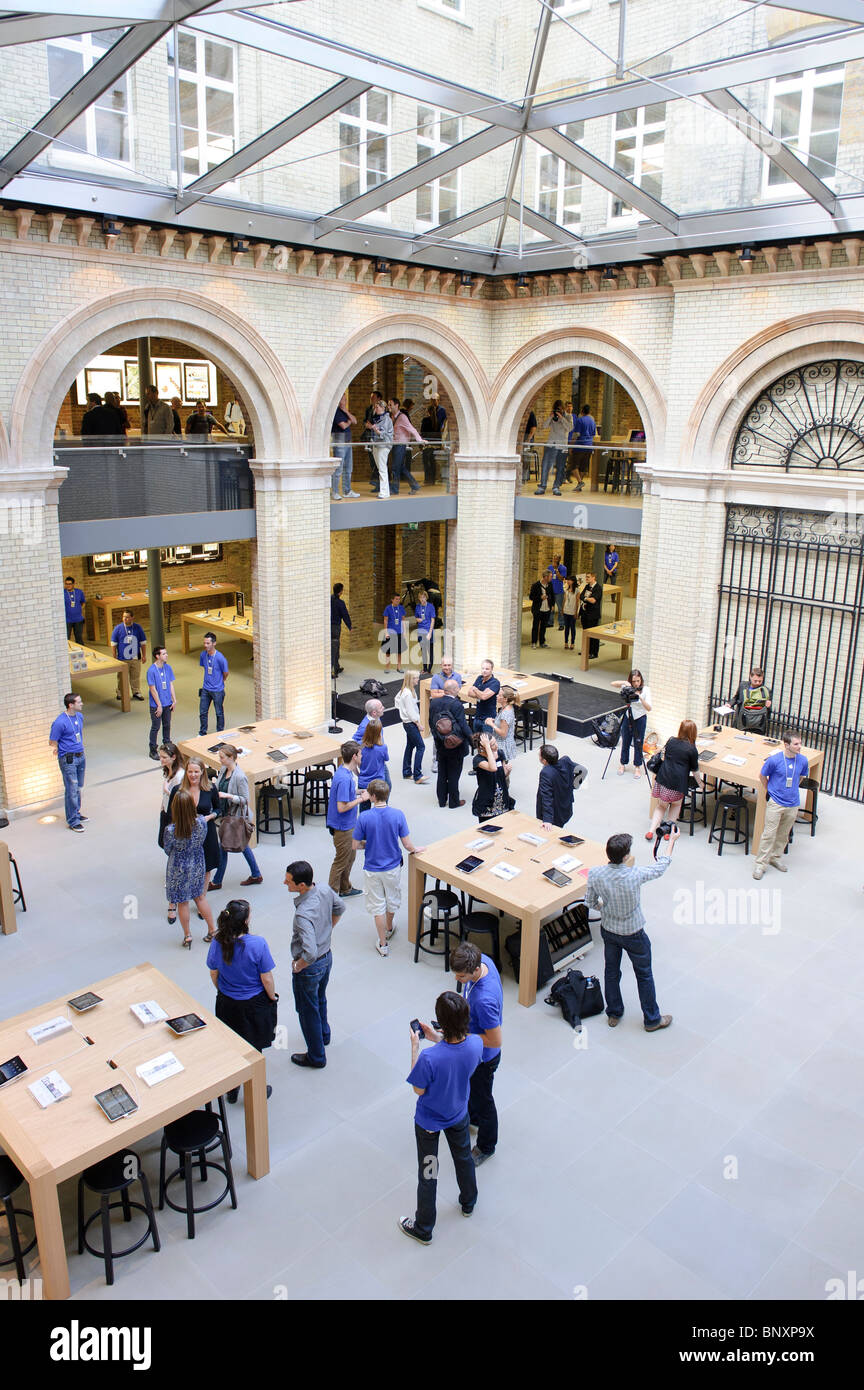 Apple opens new retail store in London's Covent Garden Stock Photo - Alamy