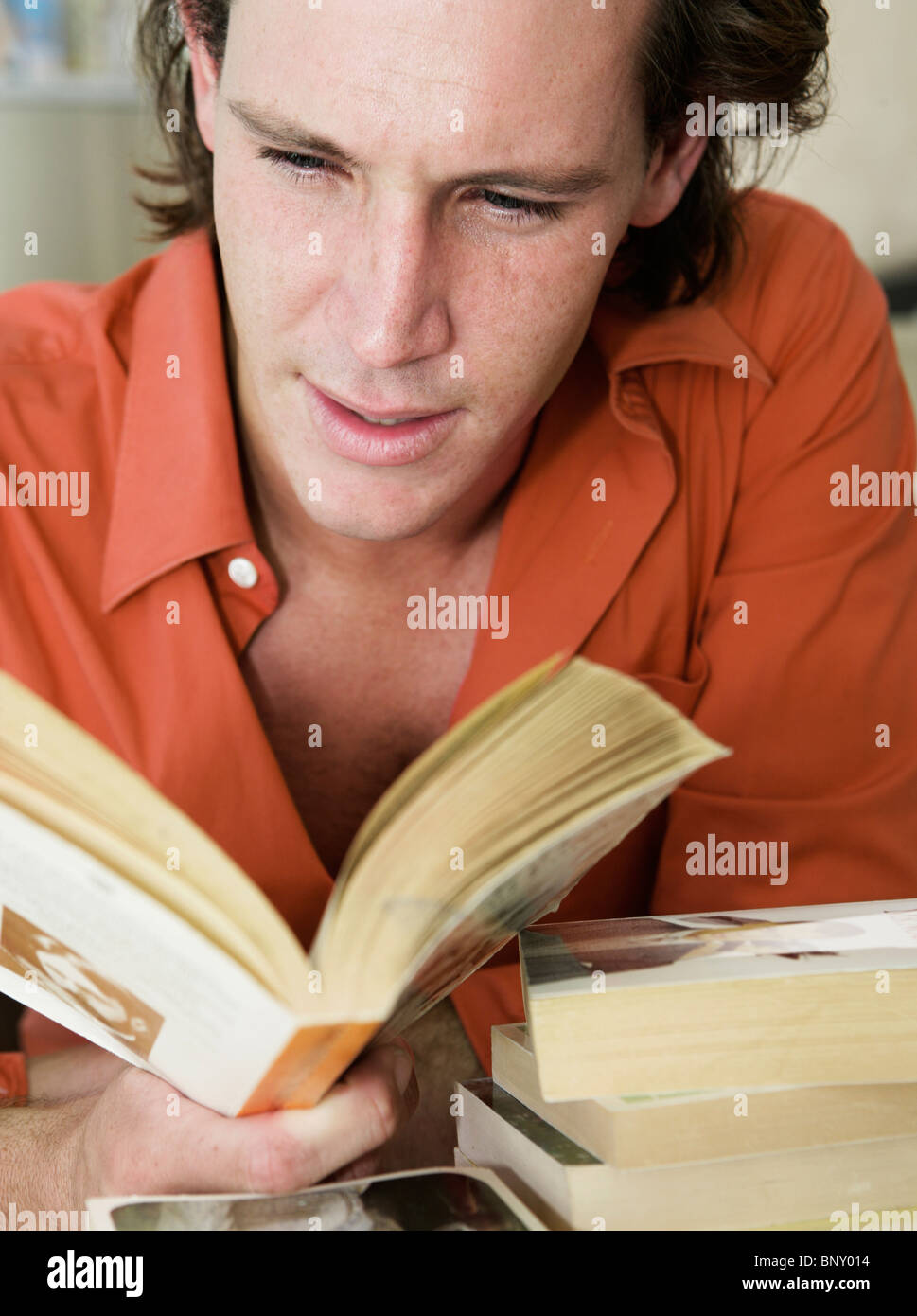 Uk reading book man hi-res stock photography and images - Alamy