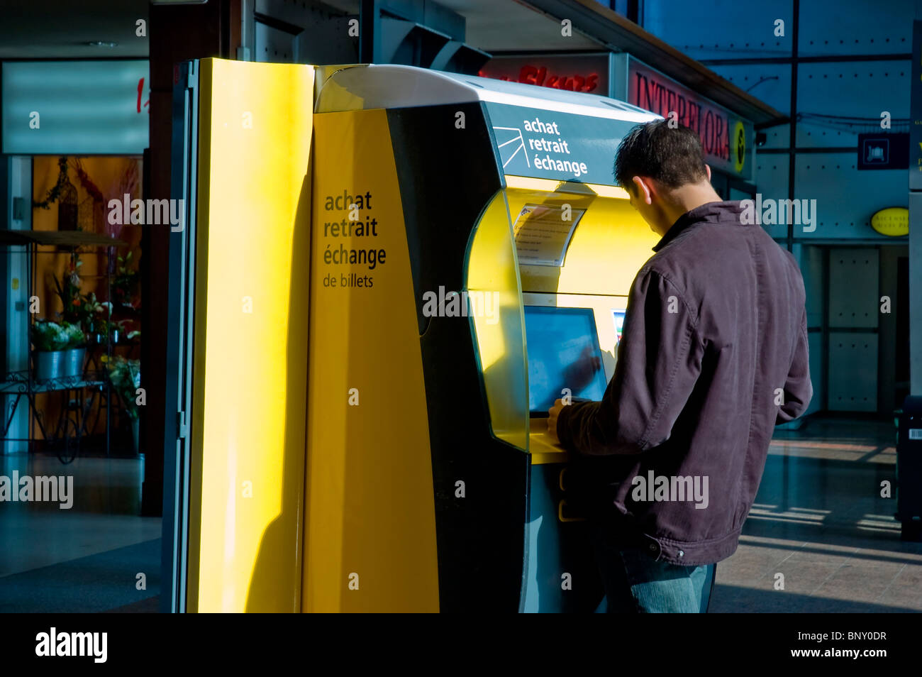 Vending machine people inside hi-res stock photography and images - Alamy