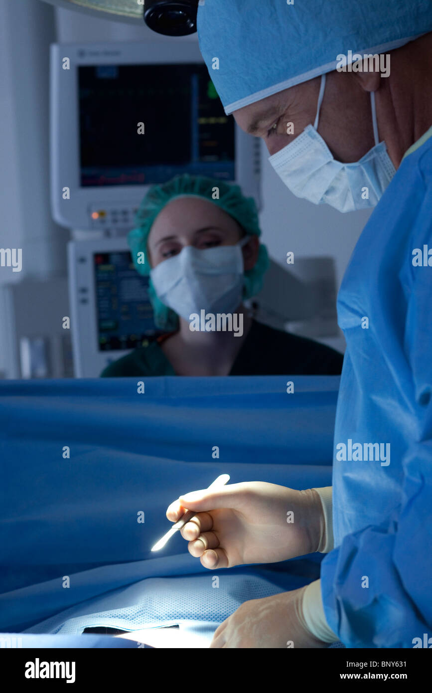Surgeon with scalpel in hand preparing to begin surgery Stock Photo - Alamy