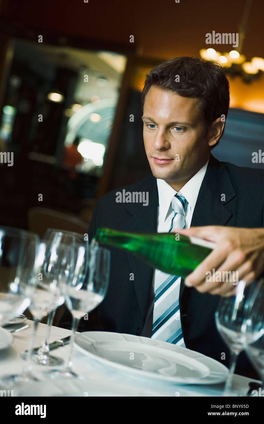 Server servers waiter waiters pouring wine hi-res stock photography and ...