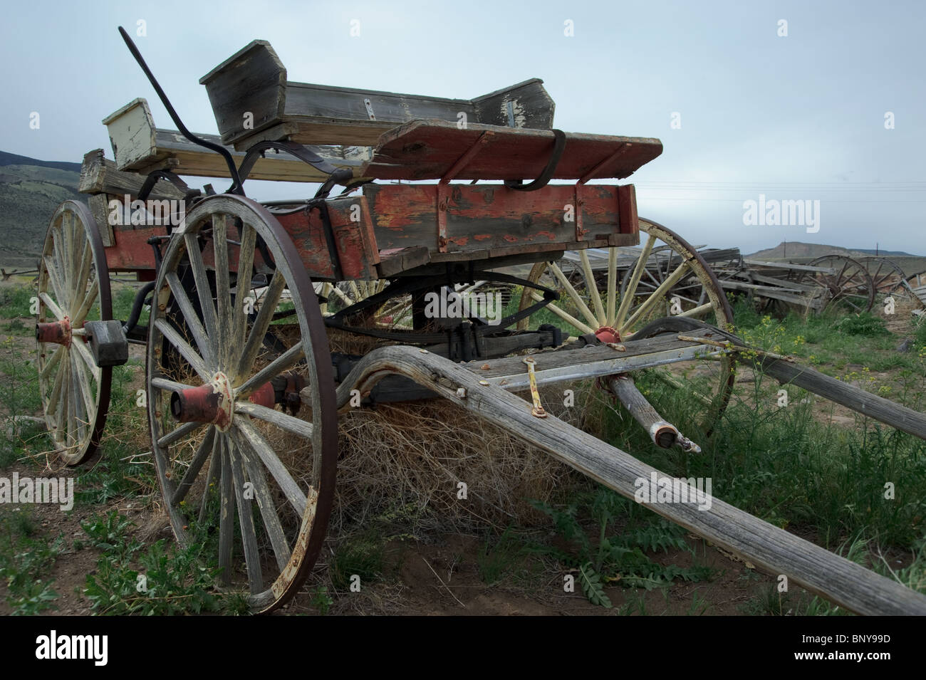 Wild west wagon on a deserted field Stock Photo - Alamy