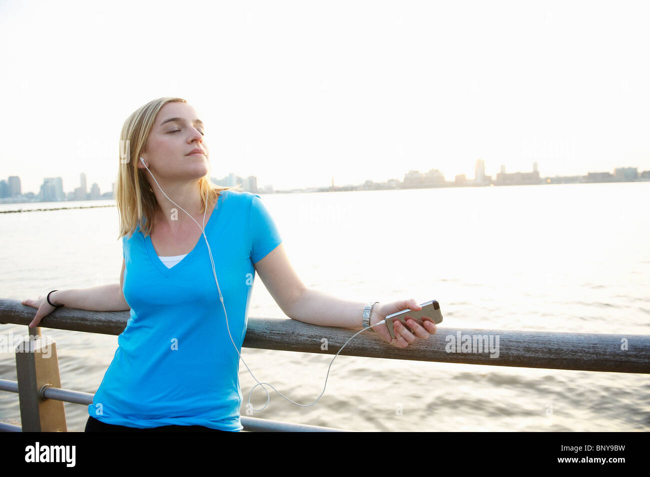 Person listening to ipod hi-res stock photography and images - Alamy