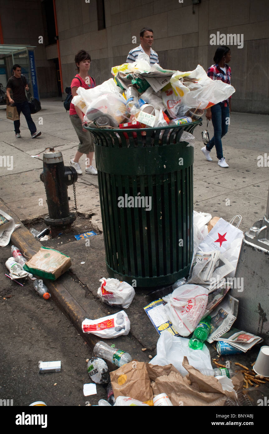 Overflowing garbage can hi-res stock photography and images - Alamy Overflowing garbage can hi-res stock photography and images - Alamy