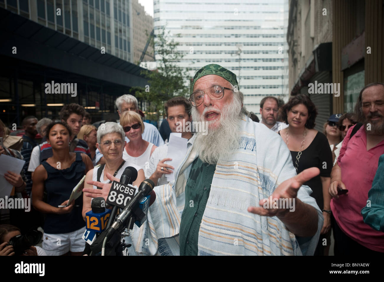 Rabbi Arthur Waskow of the Shalom Center with Jewish leaders in front ...