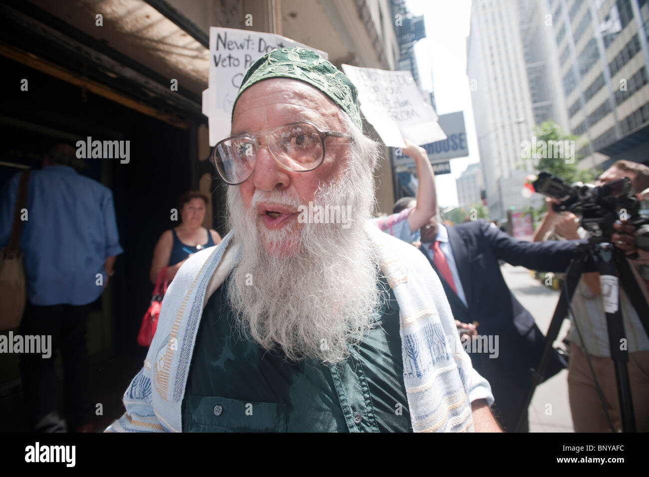 Rabbi Arthur Waskow of the Shalom Center confronts a demonstrator in ...